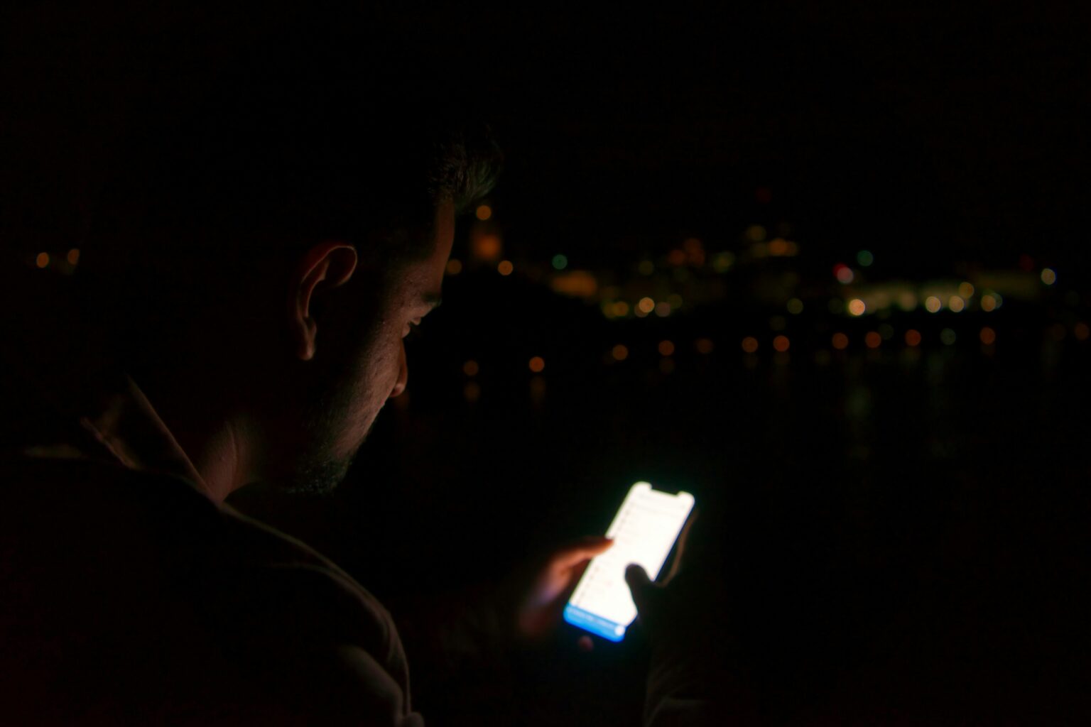 Odložení telefonu hodinu před spaním: Novoroční výzva, která může ...